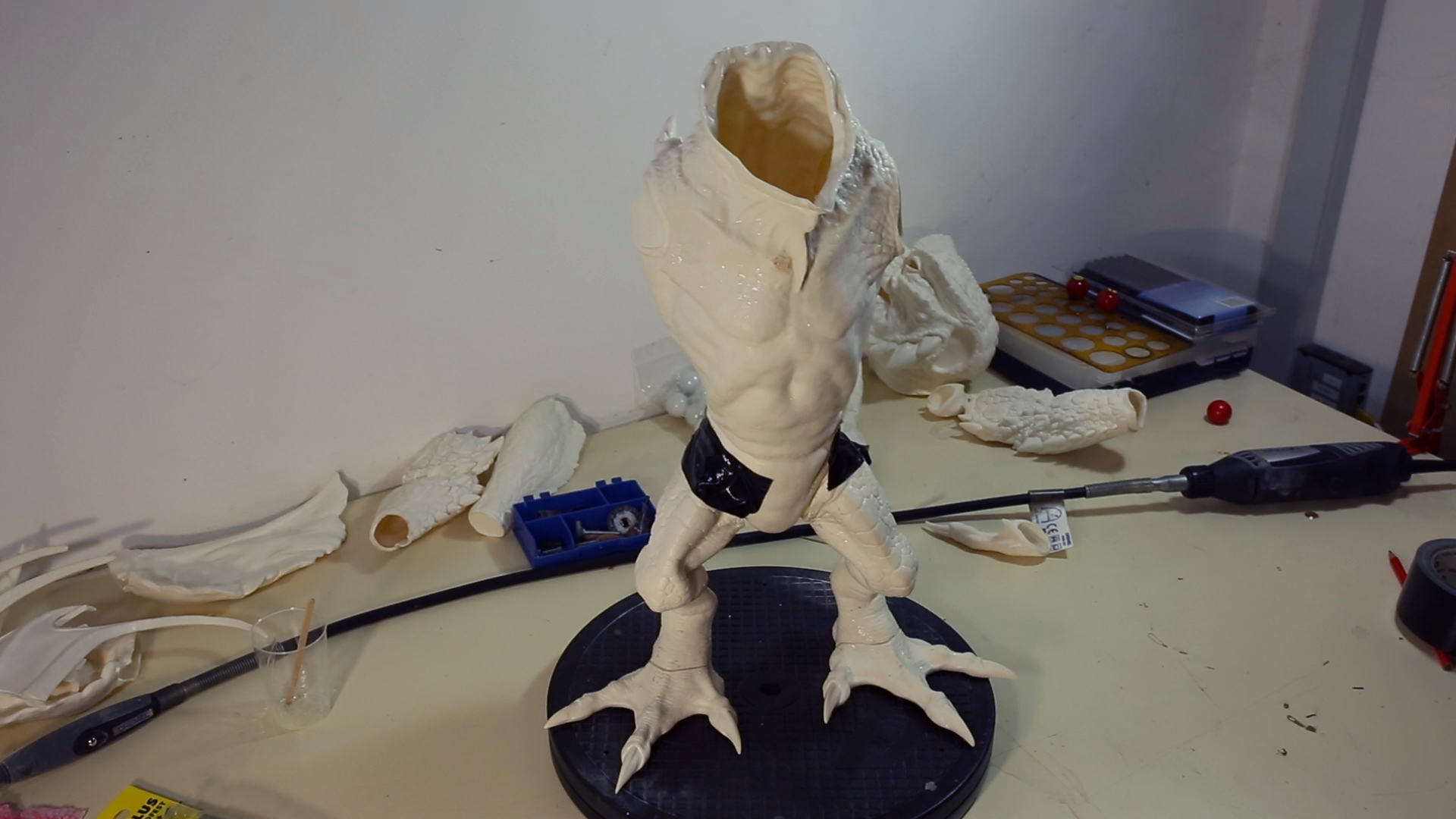 1:1 Custom Gremlin with Uzi / Step by step included - Figure Ready for ...